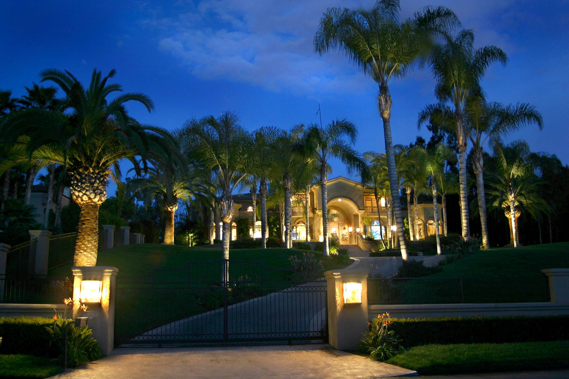 Using Shadows to Create Dramatic Landscape Lighting Effects | Lighting ...